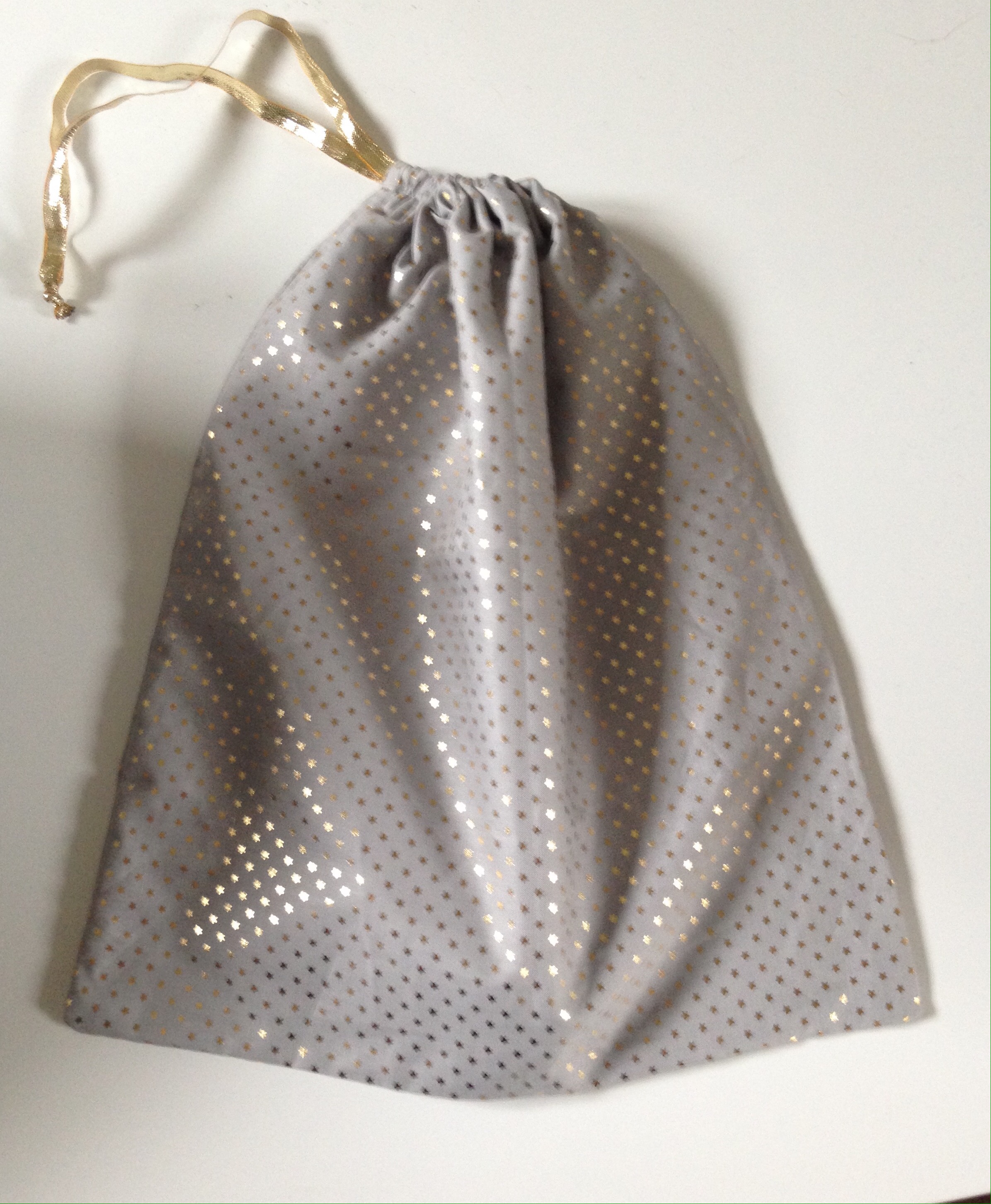 Grand Pochon en tissu gris et étoiles dorées – ANGE DES ETOILES